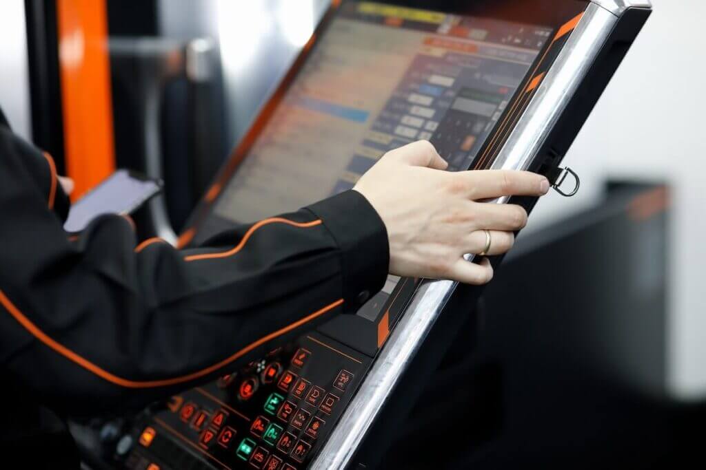 The Pros and Cons of Different Types of Touchscreens | e2ip